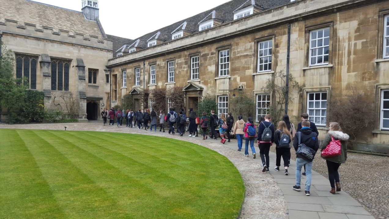Castiga o bursa la colegiul John Leggott din UK | Blog Mirunette